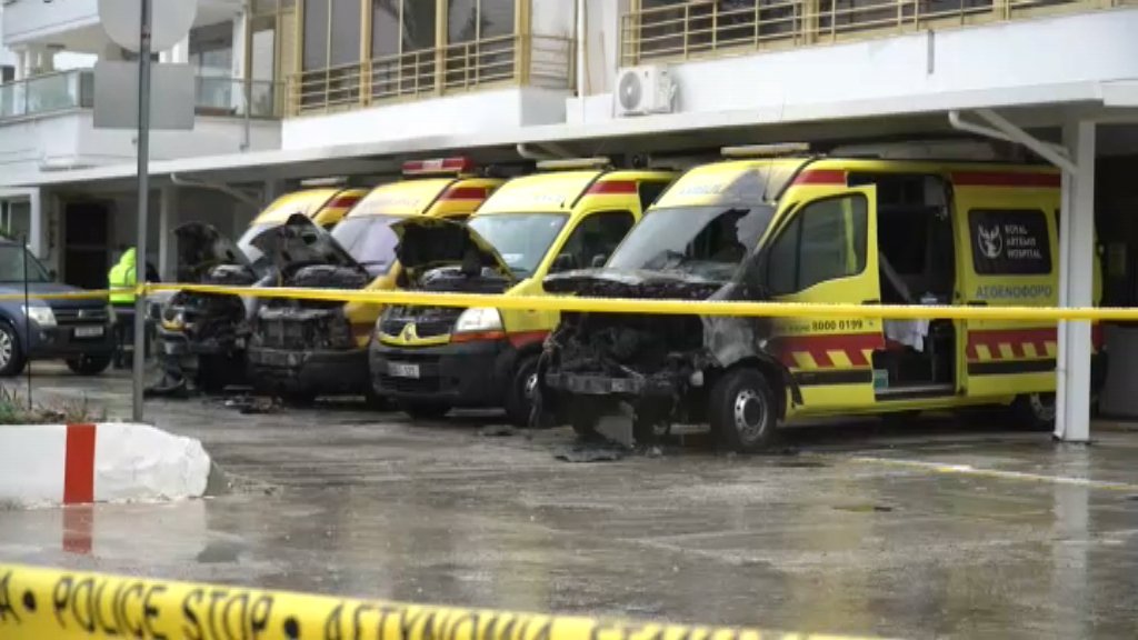 Γεροσκήπου: Στις φλόγες 4 ασθενοφόρα - Πιθανός εμπρησμός